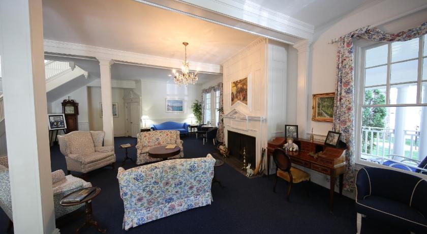 Colonial Inn Harbor Springs in Harbor Springs (MI) - See 2023 Prices