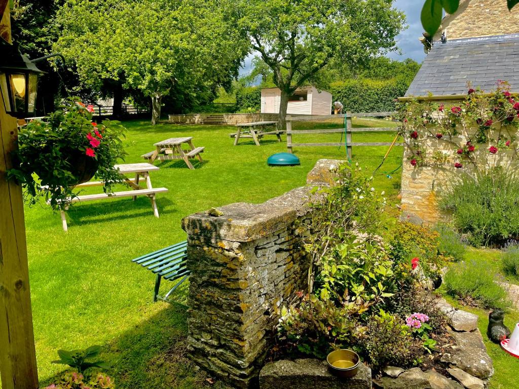 The Swan Inn Swinbrook | Cotswolds Guide
