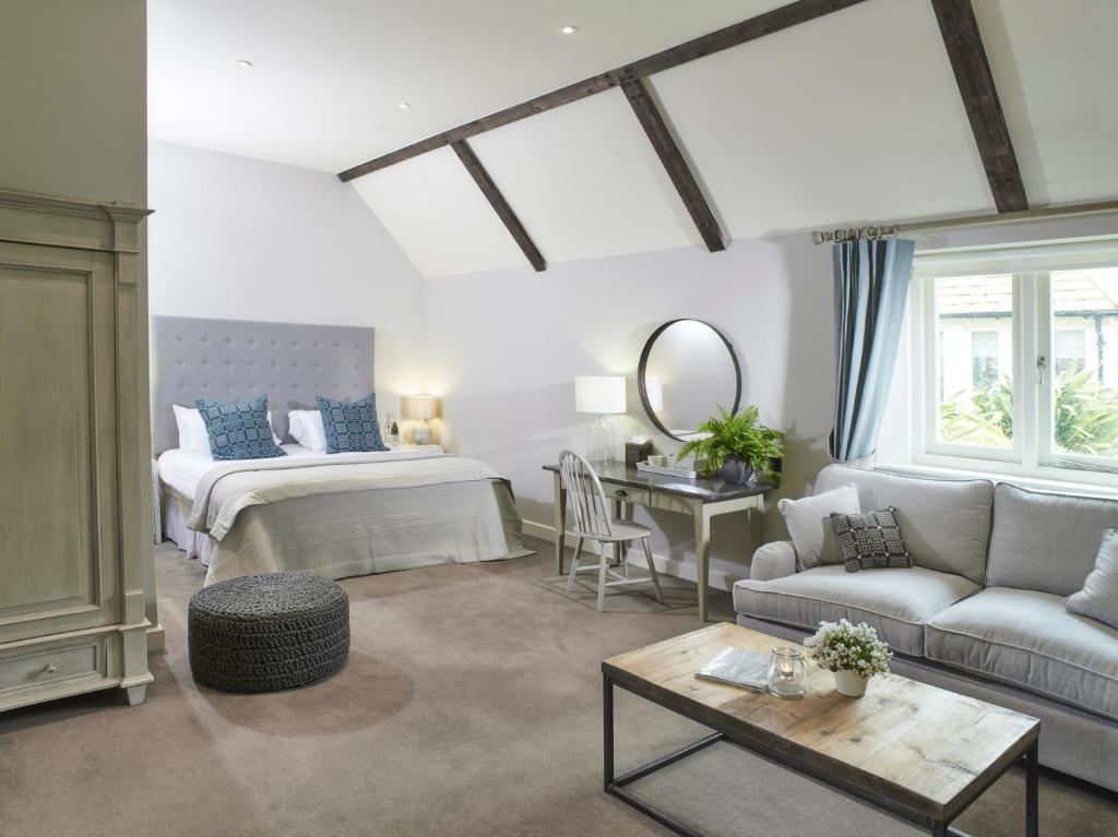 The Fish Hotel | Cotswolds Guide