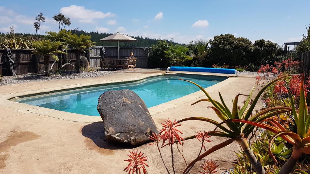 From $73 - Golden Hills Farm Cottage with Swimming Pool, Nelson