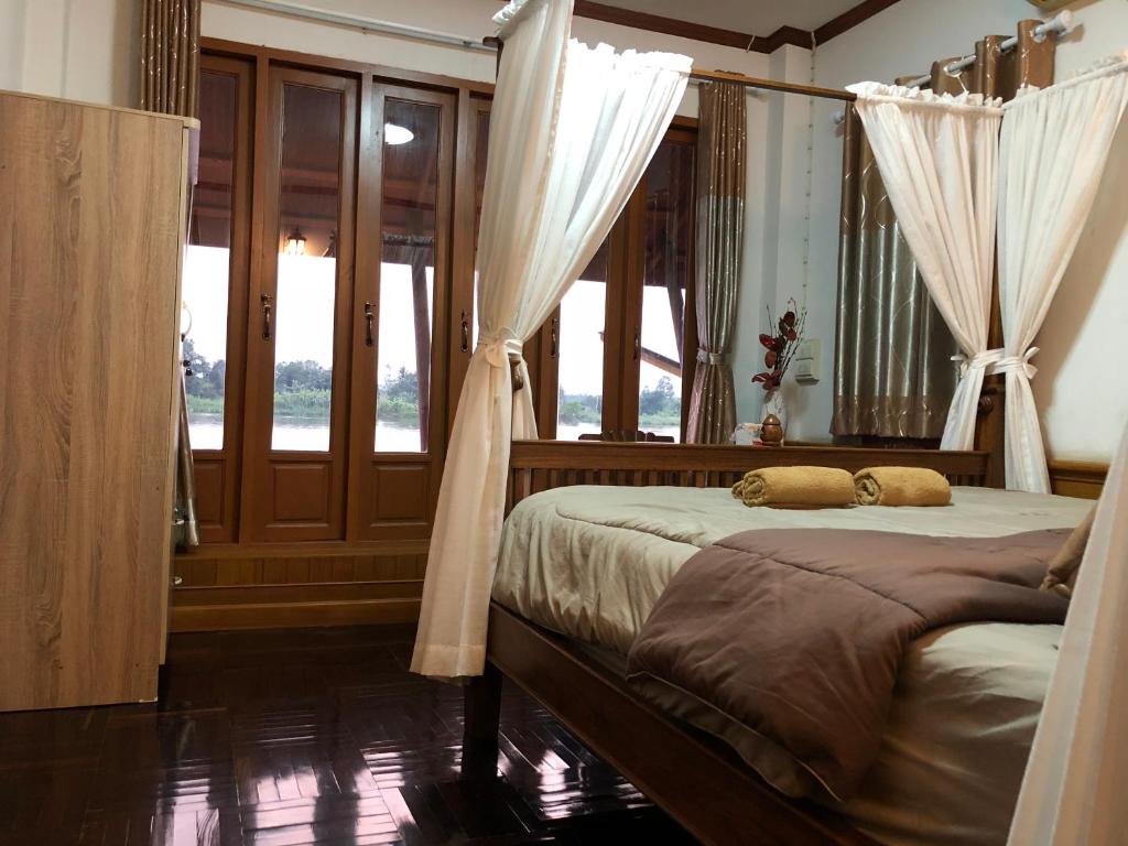 Ruen Thai Ban Rim Nam, Kamphaeng Phet | 2025 Updated Prices, Deals