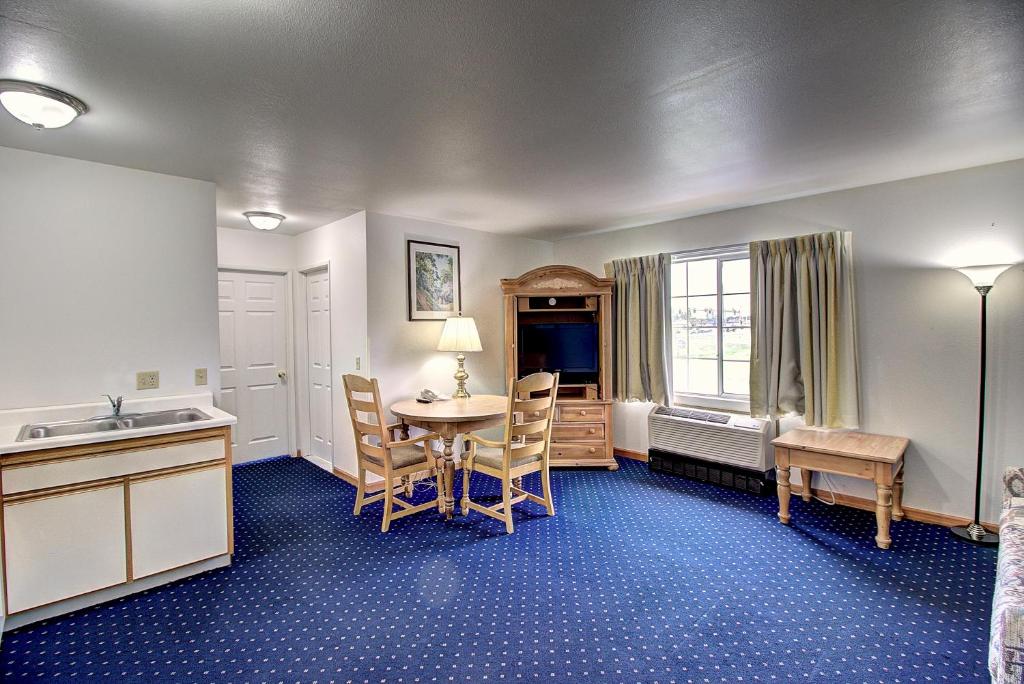 Days Inn & Suites by Wyndham Lolo Hotel (Lolo (MT)) - Deals, Photos ...