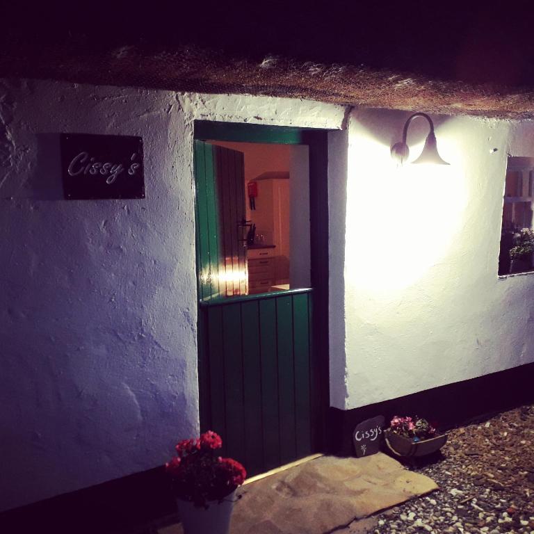 From £53pp - Cissy's Cottage - traditional thatched cottage, on the ...
