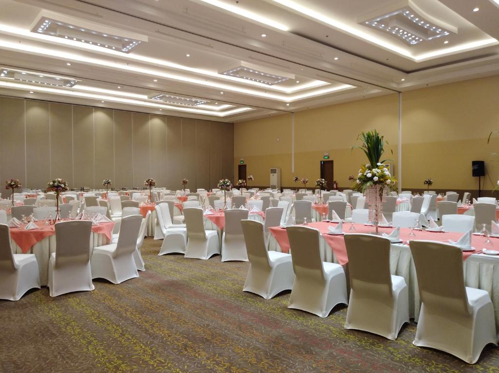 Golden Peak Hotel & Suites powered by Cocotel, Cebu | 2024 Updated ...