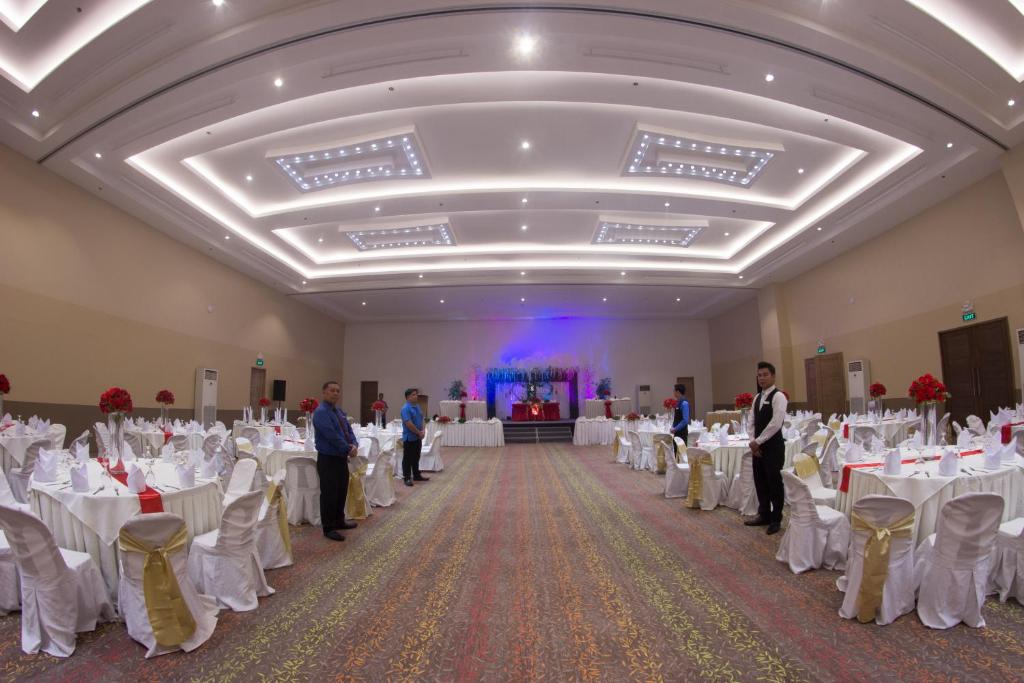 Golden Peak Hotel & Suites powered by Cocotel, Cebu | 2024 Updated ...