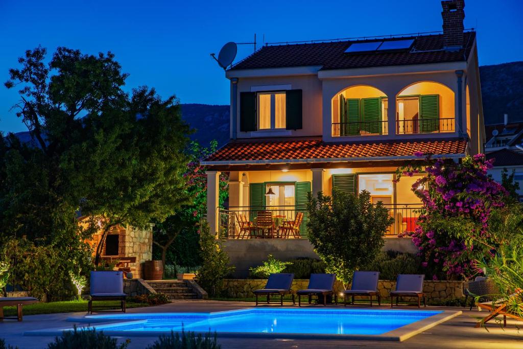 Best Price on Villa Mendula in Kastela + Reviews!