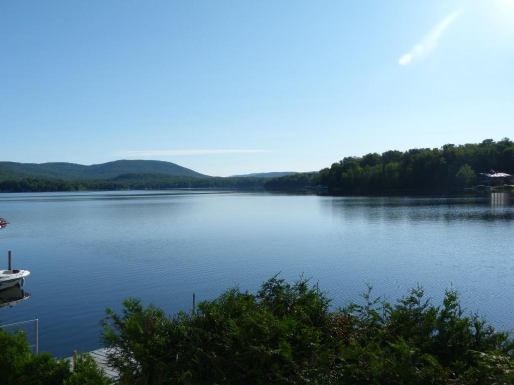 Manoir du Lac Sept-Iles Hotel (Saint-Raymond (QC)) - Deals, Photos ...
