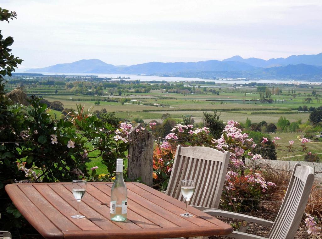 From $73 - Golden Hills Farm Cottage with Swimming Pool, Nelson