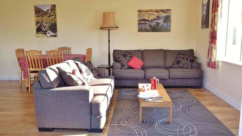 From $73 - Golden Hills Farm Cottage with Swimming Pool, Nelson