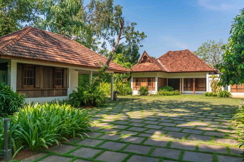 Cheppanam House with Backwater View and Pvt Lawn by StayVista Hotel ...