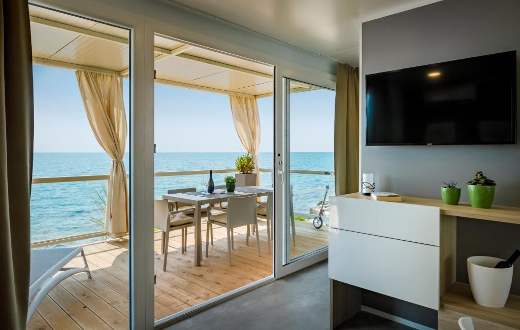 Amber Sea Luxury Village Mobile Homes, Novigrad | 2024 Updated Prices ...