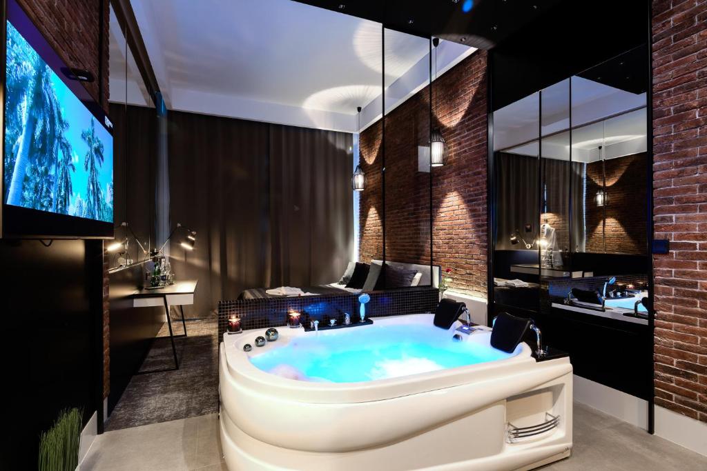 Starowislna VIP Apartamenty JACUZZI, Kraków, Poland - Photos, Room ...