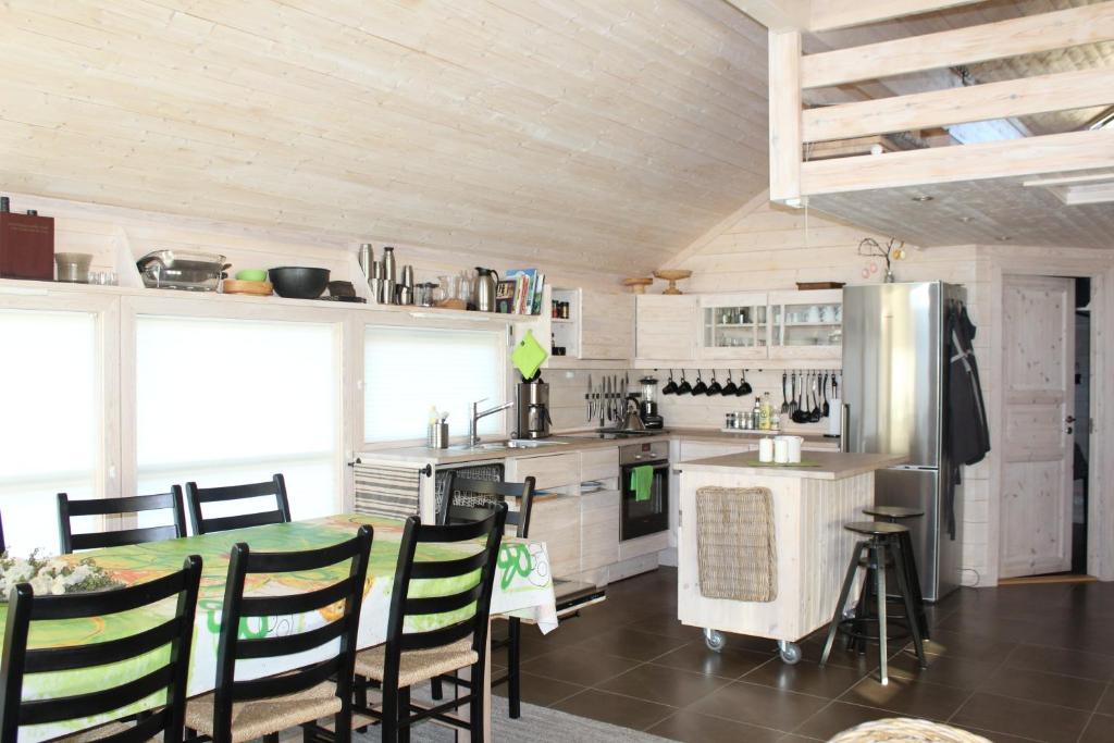 Lev-Vel - 10 person cabin, Ål from $60pp - Book Now
