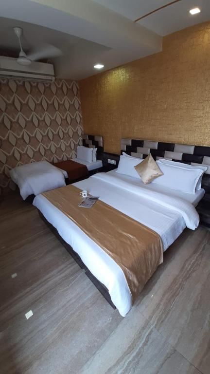 Best Price on Hotel Shahi Darbar in Surat + Reviews!