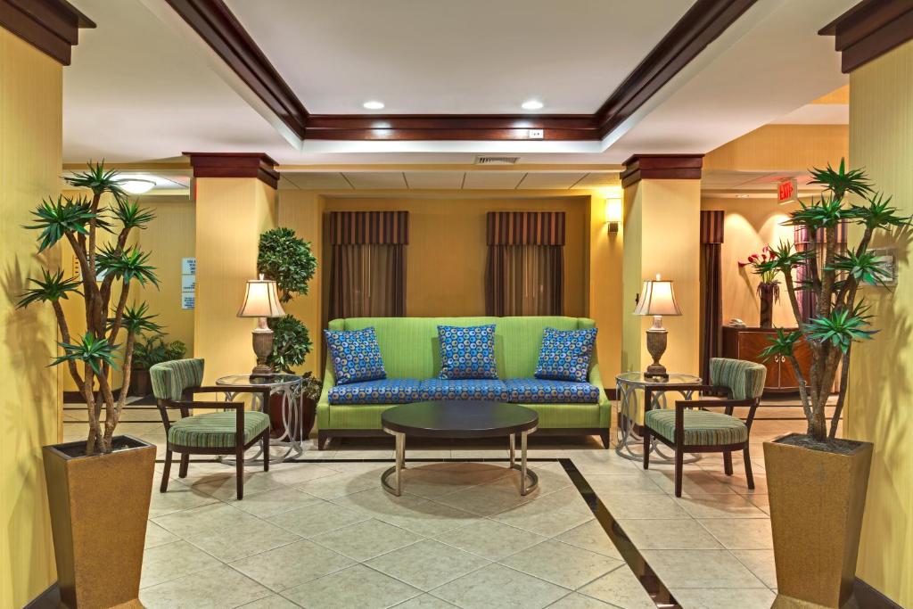 Holiday Inn Express Tower Center New Brunswick, East Brunswick (NJ ...