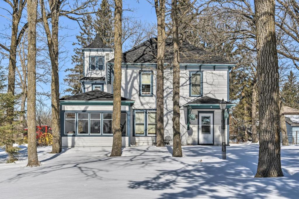 From $51pp - Historic Backus Home, Steps to Pine Mountain Lake, Oshawa, MN
