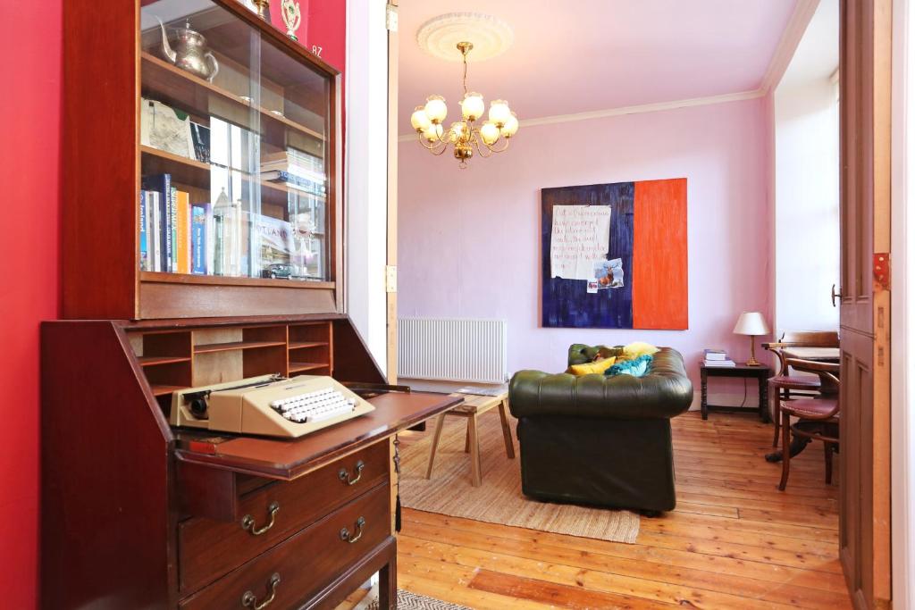 Up to 25% off - JOIVY Iconic Colorful 2-bed Home on the Royal Mile ...
