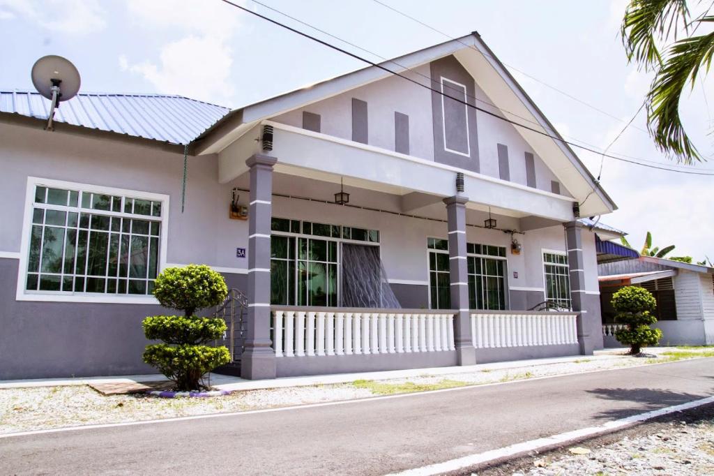Homestay Hj Esmon Parit Raja UTHM Entire apartment (Batu Pahat) - Deals ...