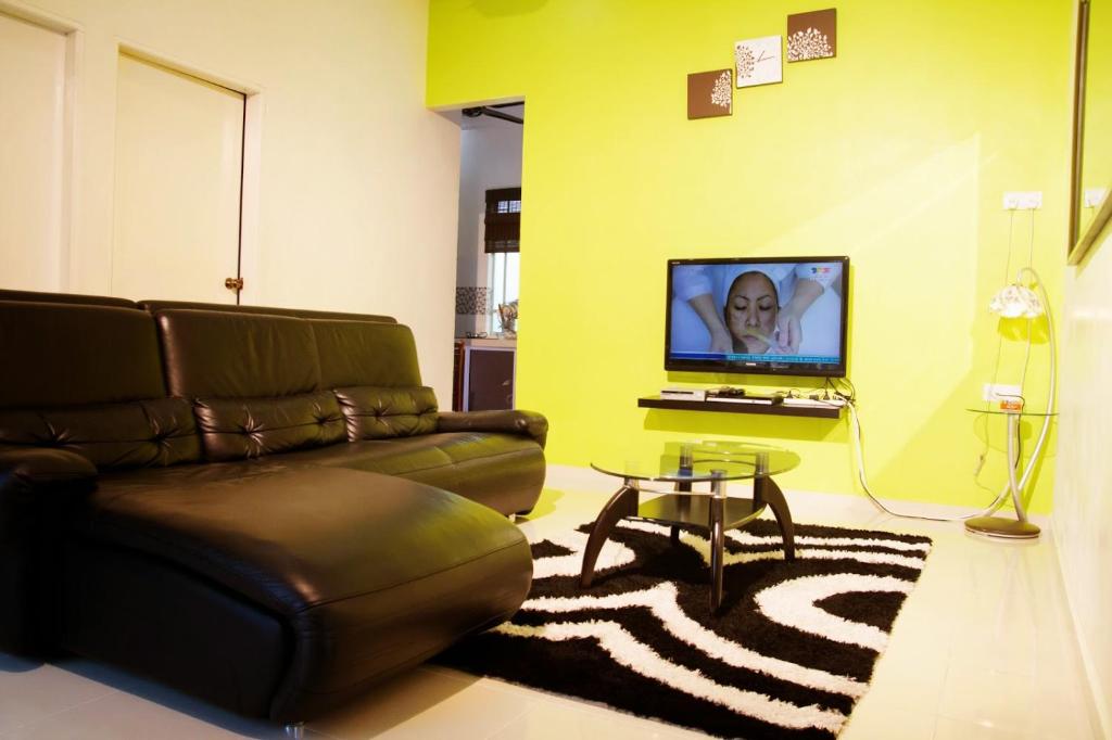 Homestay Hj Esmon Parit Raja UTHM Entire apartment (Batu Pahat) - Deals ...
