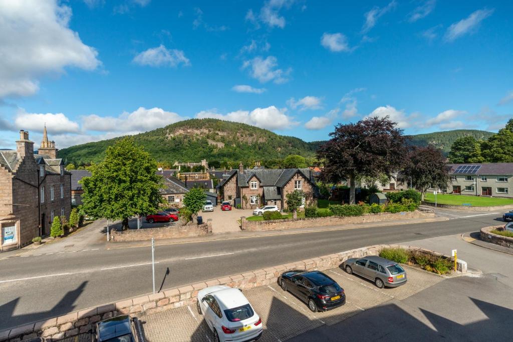 Historic Village, Rare Find, Amazing Views Entire apartment (Ballater ...