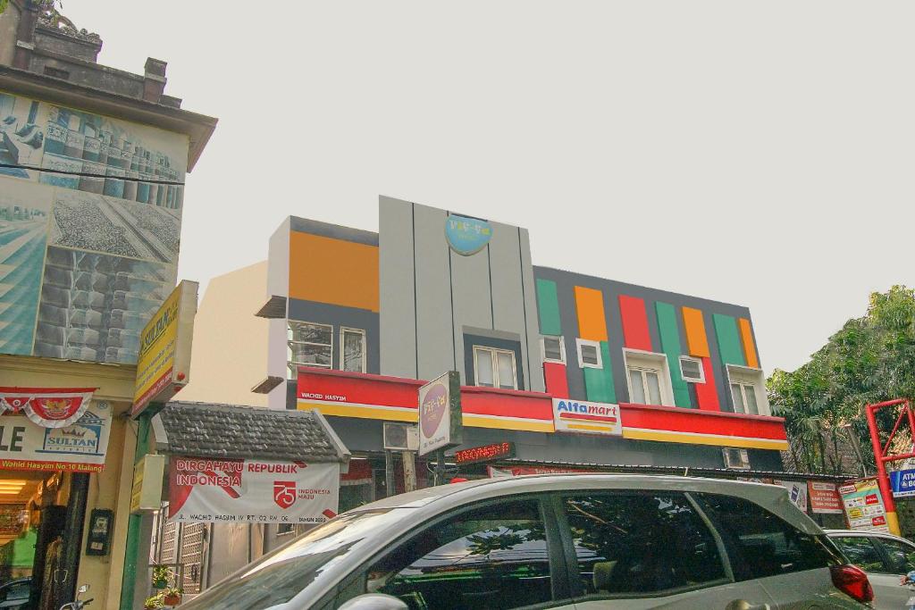 Best Price on Urbanview Hotel Fif Fa Kauman Malang by RedDoorz in ...