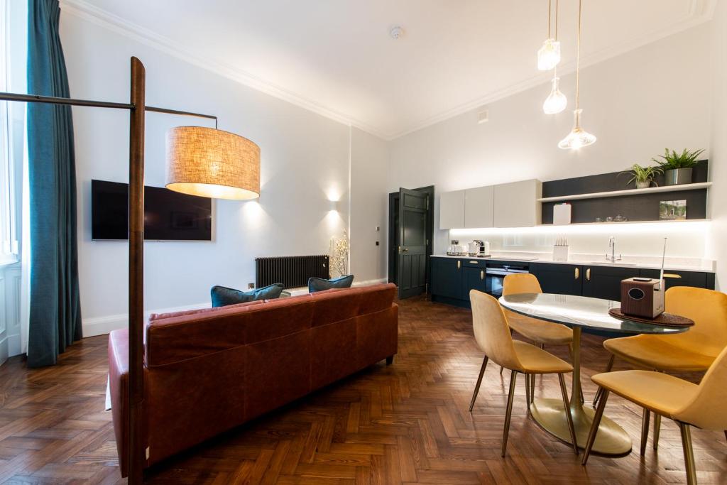 Linton Collection 28 North Bridge, Edinburgh | 2024 Updated Prices, Deals
