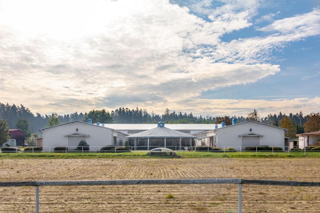 Farma Slunečný Dvůr, Hermanuv Mestec up to 32% OFF - Book Now