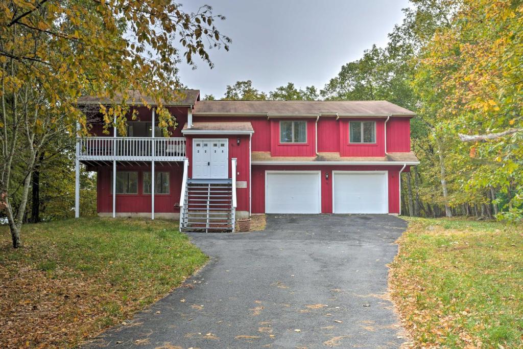 Modern Bushkill Home with Deck - 7 Mi to Falls! (PA) - reviews, prices ...