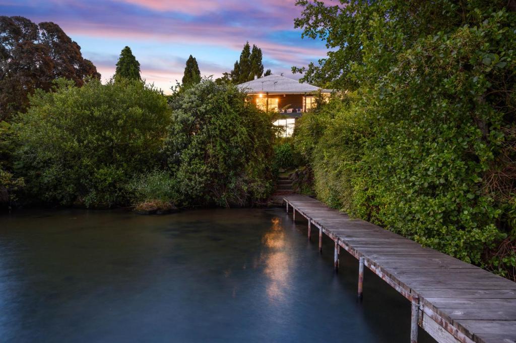 Black Swan Lakeside Lodge Boutique Hotel, Rotorua | 2024 Updated Prices ...
