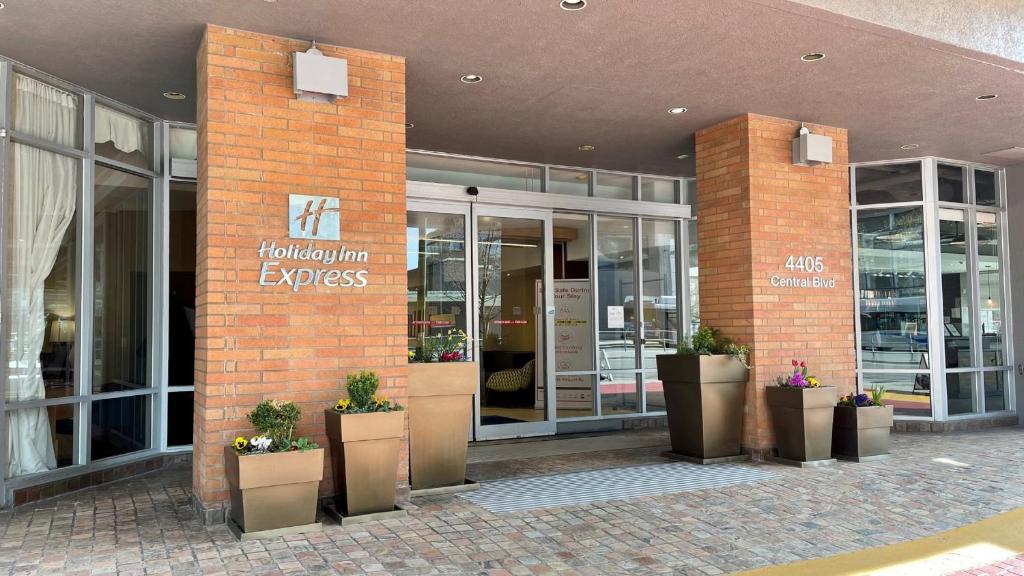Holiday Inn Express Vancouver-Metrotown (Burnaby), Burnaby (BC) | 2025 ...