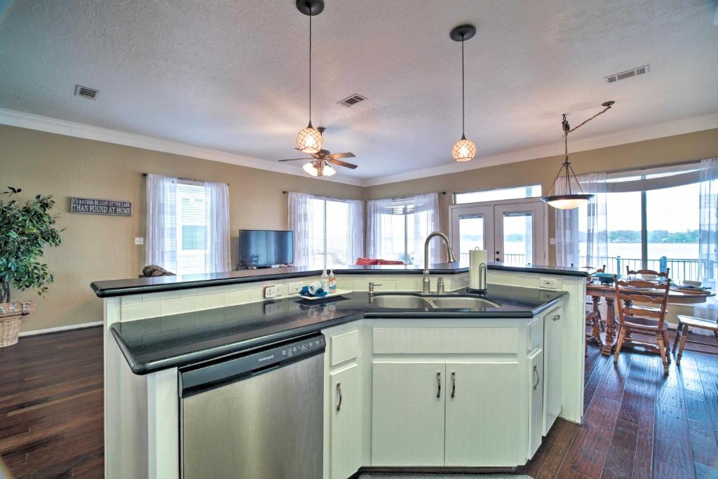 From $51pp - Waterfront Lake Conroe Getaway with Multiple Decks ...