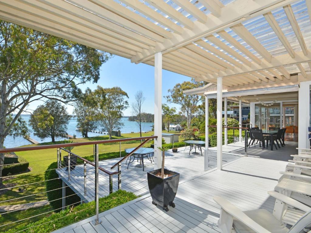 Morisset Bay Waterfront Views House Entire house (Lake Macquarie ...