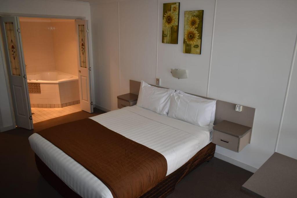 Best Price on The Edge Motel in Buronga + Reviews!