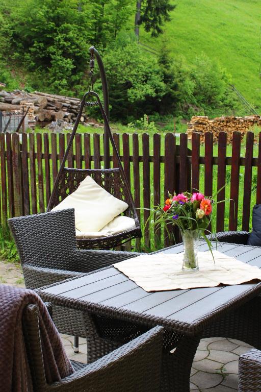 Casuta de langa padure Guest House (Moeciu De Sus) - Deals, Photos ...