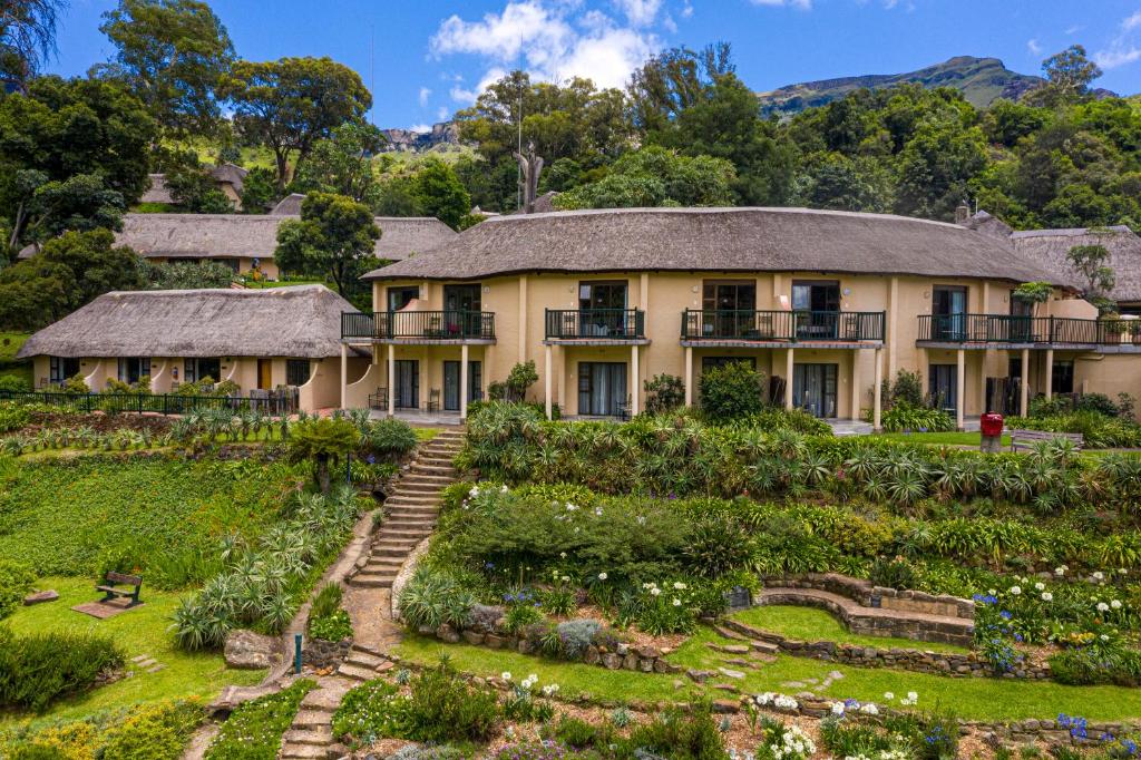 BOOK >> Cavern Resort & Spa in Clifford Chambers, South Africa