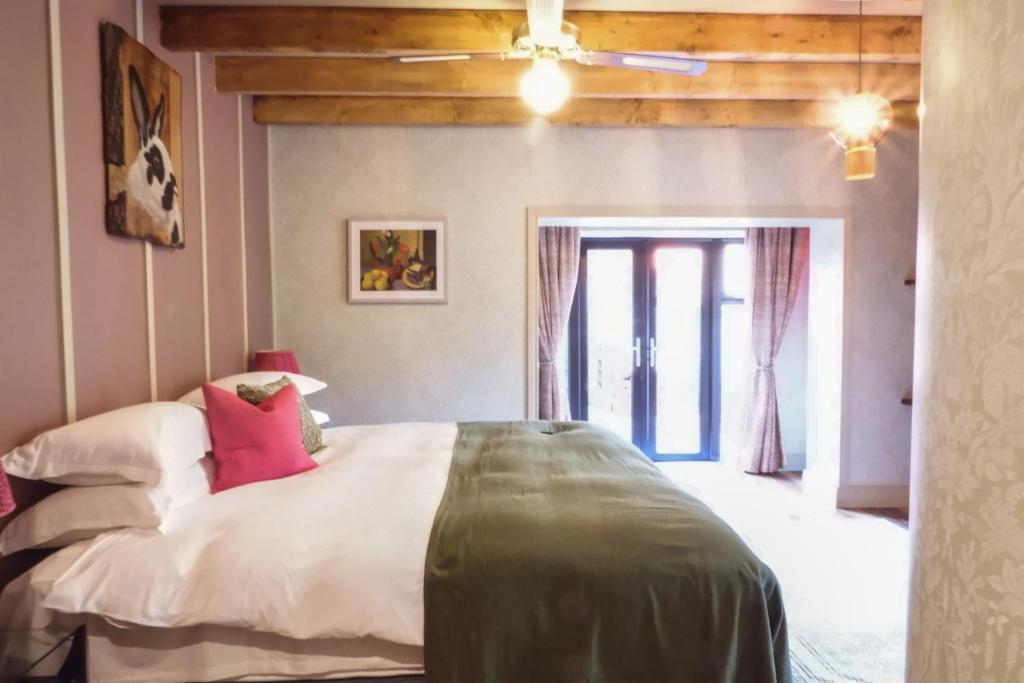Best Price on The Rabbit Hotel & Retreat in Templepatrick + Reviews!