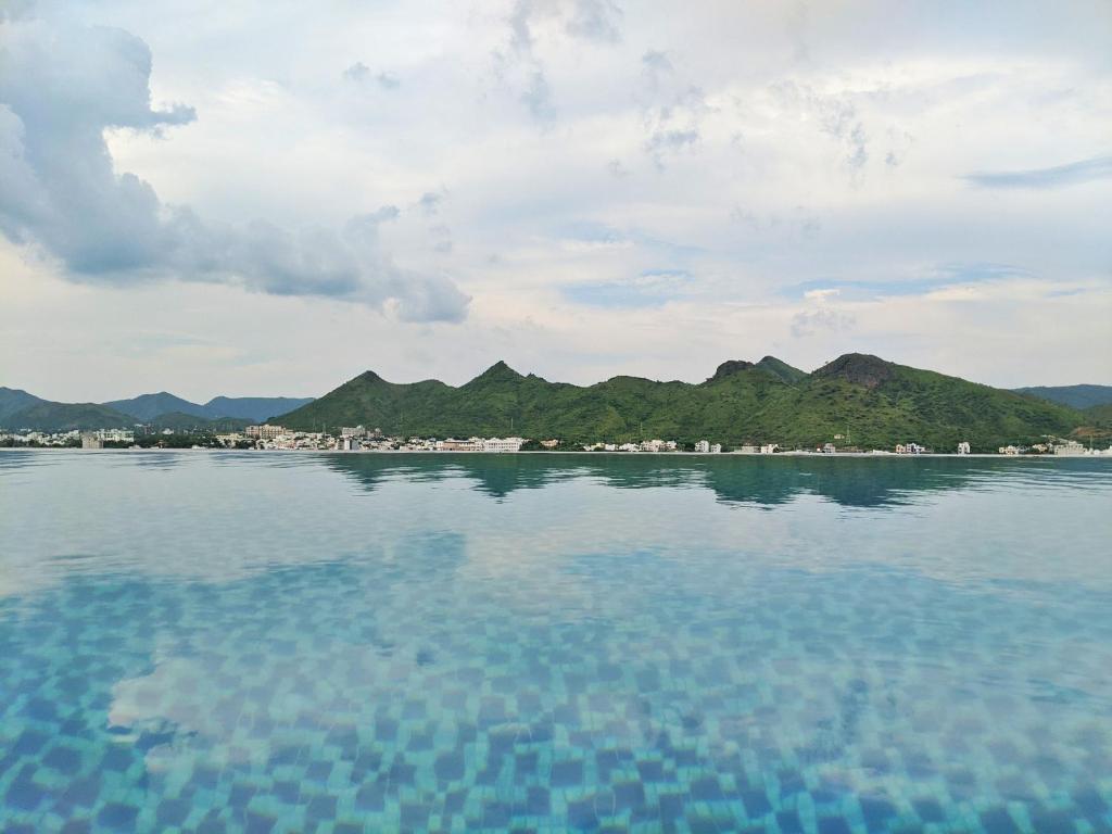 Howard Johnson by Wyndham Udaipur Roop Nagar, India - Photos, Room ...