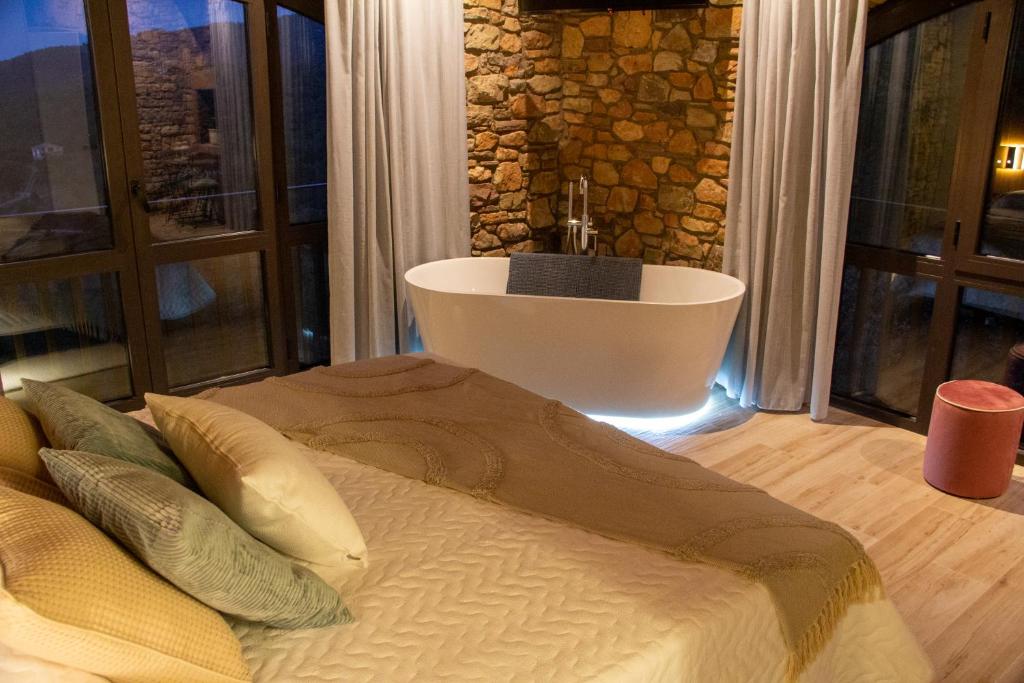 Alojamiento MAS EL CASTELL DEL BRULL B&B from €51