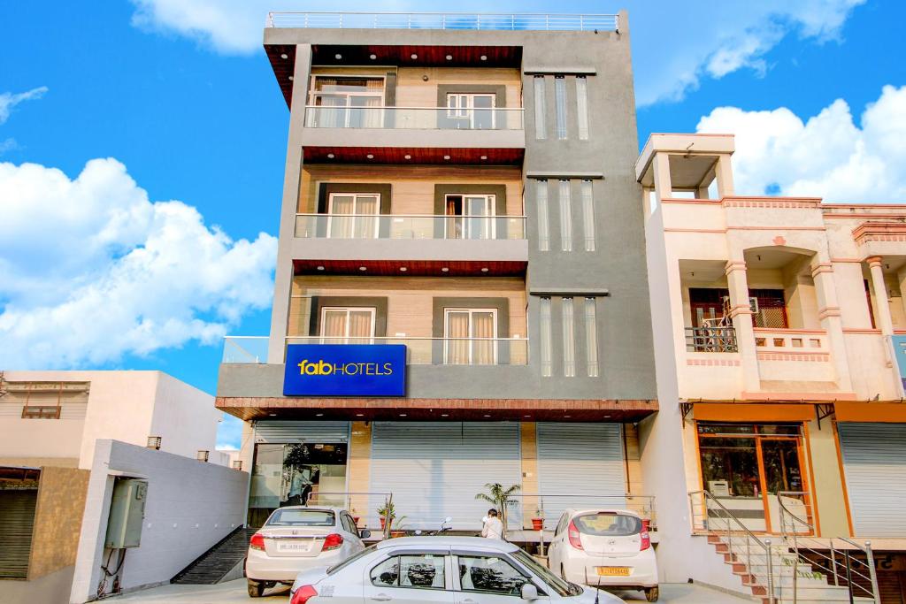 HOTEL MAHIMA PALACE D-235,236 KUSHUM VIHAR SKIT ROAD RAMNAGARIYA ...