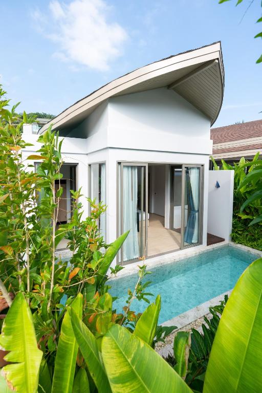 Panwaburi Beachfront Resort Hotel (Phuket) - Deals, Photos & Reviews