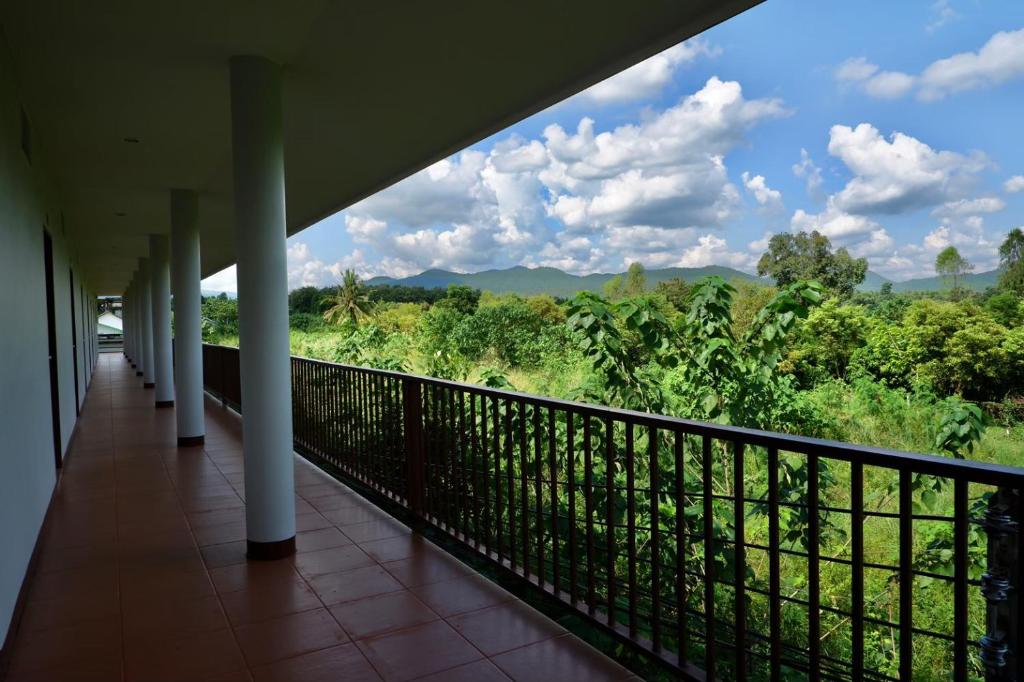 Best Price on Commonwealth Hotel and Resort in Ratchaburi + Reviews!