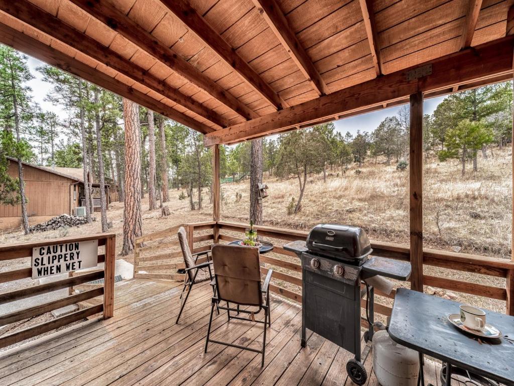 Moose Manor, 3 Bedrooms, Sleeps 8, Wood Stove, Gas Grill, WiFi Entire ...