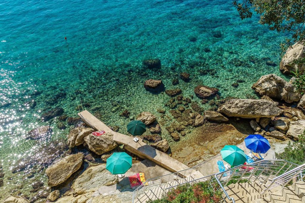 Apartments by the sea Pisak, Omis - 6897, Mimice from €38