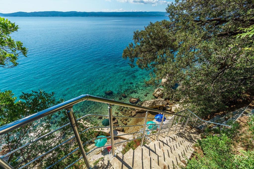Apartments by the sea Pisak, Omis - 6897, Mimice from €38