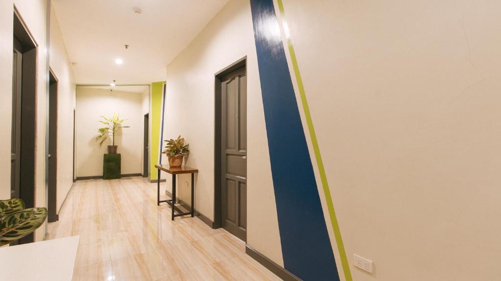 UrbanView @ Lacson Street Bacolod City by RedDoorz Hotel (Bacolod ...