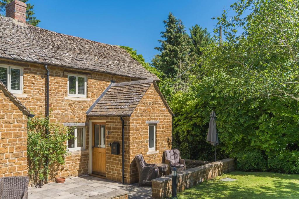 Rose End Cottage, a Luxury Getaway, Adlestrop from £48pp