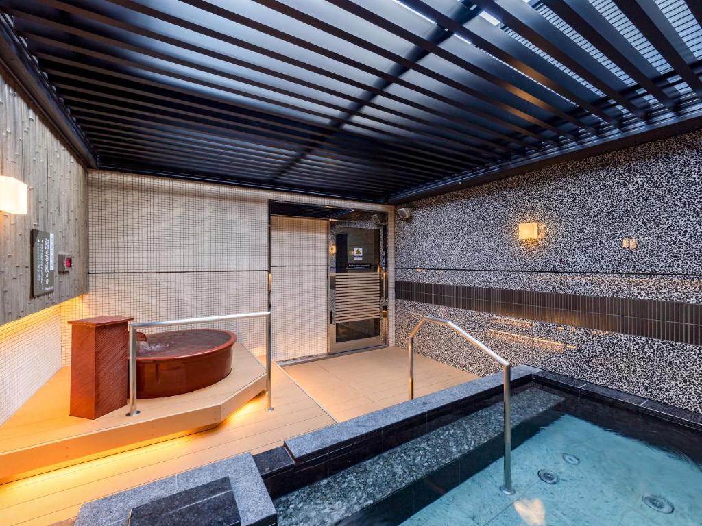 Best Price on APA Hotel & Resort Roppongi Ekihigashi in Tokyo + Reviews!