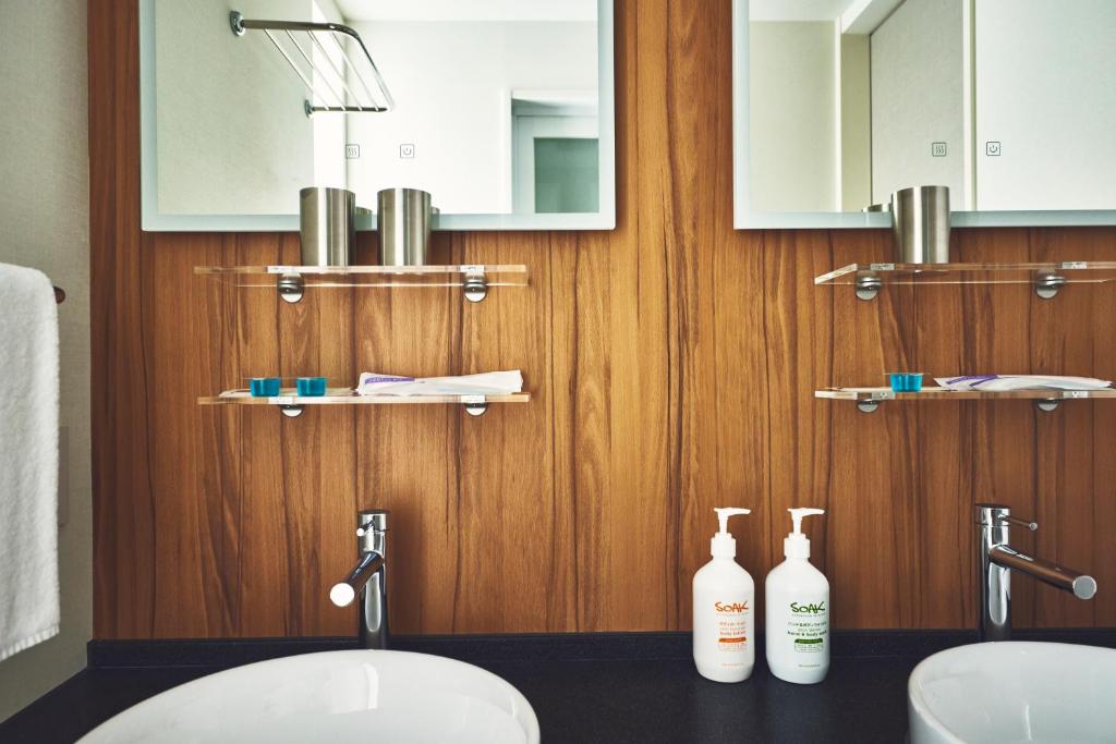 Holiday Inn Express Osaka City Centre - Midosuji Hotel - Deals, Photos ...