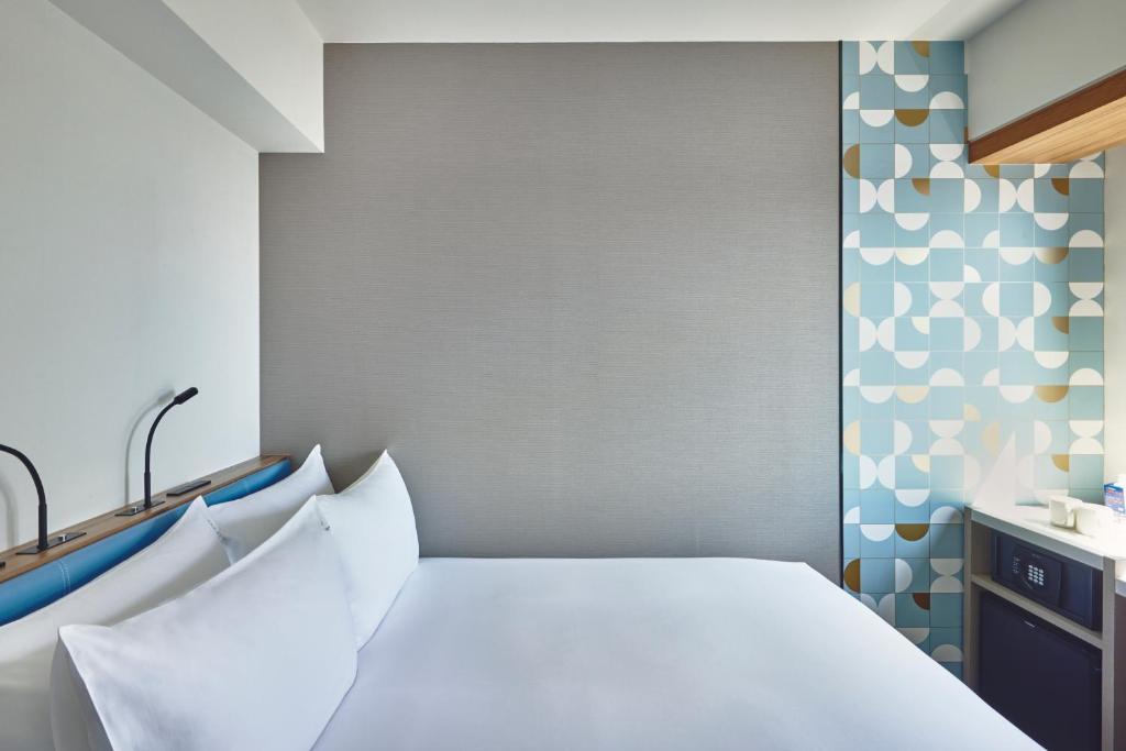 Holiday Inn Express Osaka City Centre - Midosuji Hotel - Deals, Photos ...