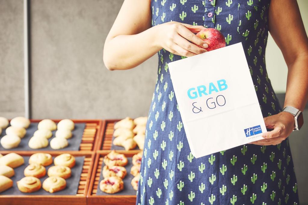 Holiday Inn Express Osaka City Centre - Midosuji Hotel - Deals, Photos ...